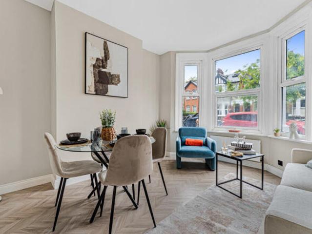 2 bedroom ground floor flat for sale in Murray Road, London, W5