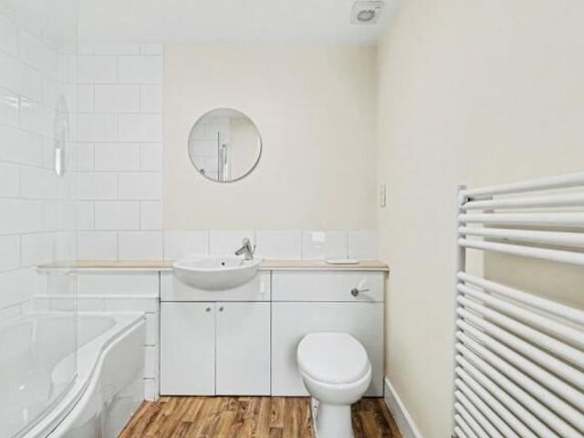 2 bedroom ground floor flat for sale in Near Side, Northampton, NN5