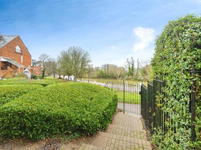 2 bedroom ground floor flat for sale in Sovereigns Quay, Bedford, MK40