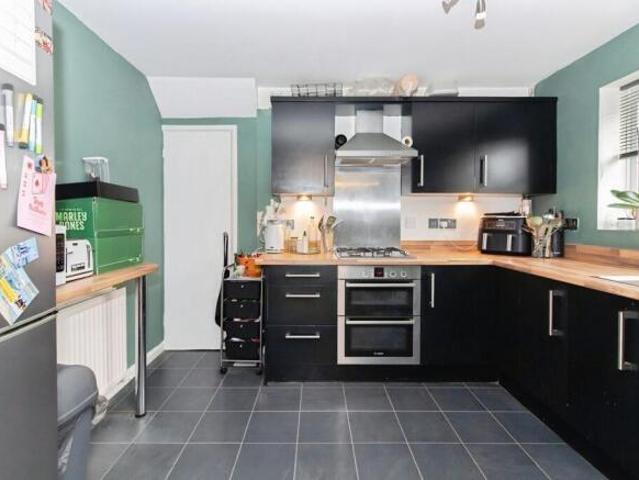 2 bedroom ground floor flat for sale in Selsdon Avenue, Woodley, RG5