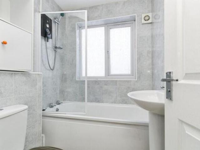 2 bedroom ground floor flat for sale in Sherwood Road, Tunbridge Wells, TN2