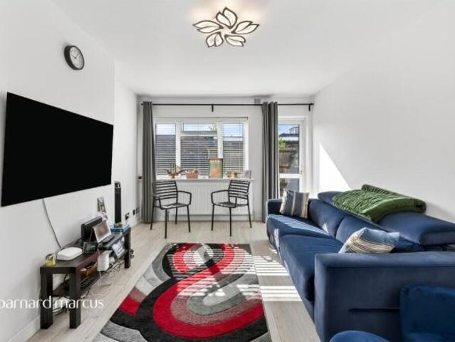 2 bedroom ground floor flat for sale in St. Philips Avenue, Worcester Park, KT4