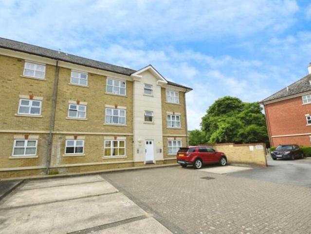 2 bedroom ground floor flat for sale in Stapleford Close, Chelmsford, CM2