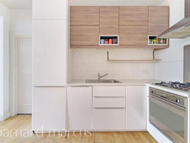 2 bedroom ground floor flat for sale in Streatham Vale, London, SW16