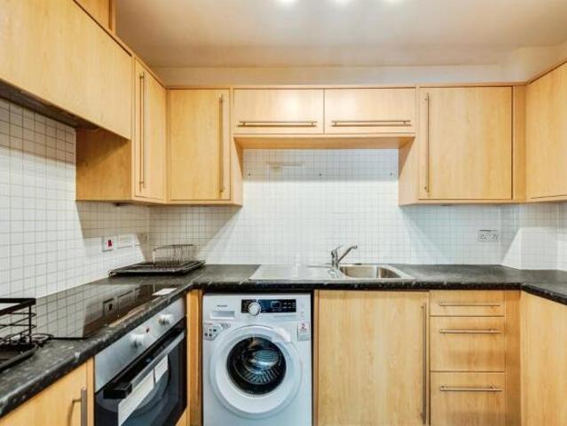 2 bedroom ground floor flat for sale in Phoenix Gardens, Swindon, SN25