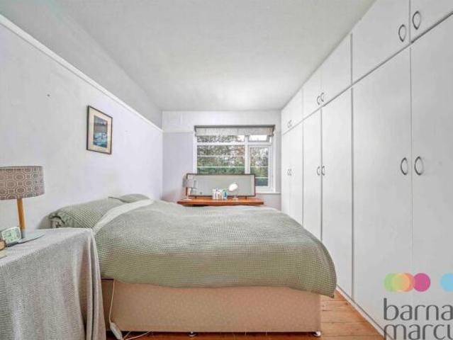2 bedroom ground floor flat for sale in Rosebank Close, London, N12