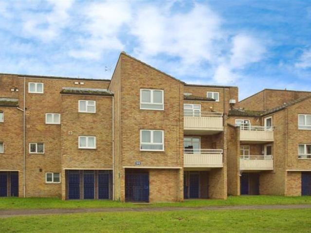 2 bedroom ground floor flat for sale in Woburn Close, Cambridge, CB4