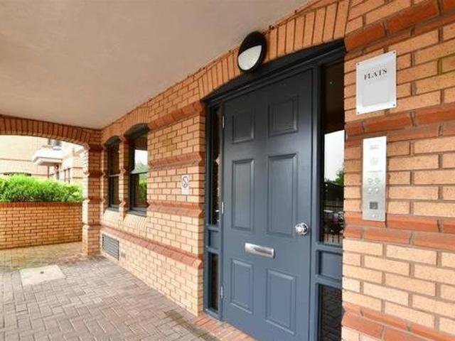 2 bedroom ground floor flat for sale in Whyteleafe Hill Whyteleafe Surrey CR3