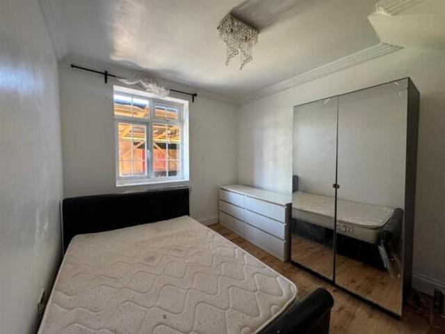 2 bedroom ground floor flat for sale in Tottenhall Road, London, N13