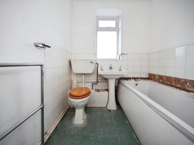 2 bedroom ground floor flat for sale in The Larches, Luton, LU2