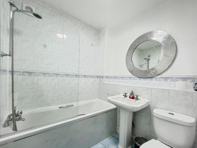 2 bedroom ground floor flat for sale in The Strone, Apperley Bridge, Bradford, BD10