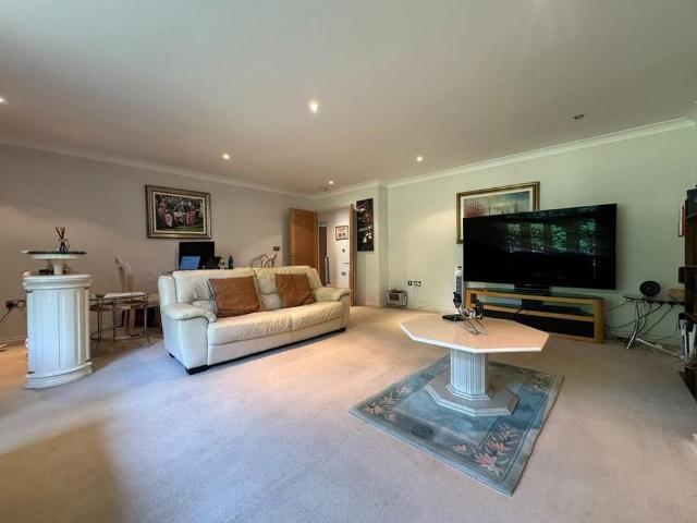 2 bedroom ground floor flat to rent