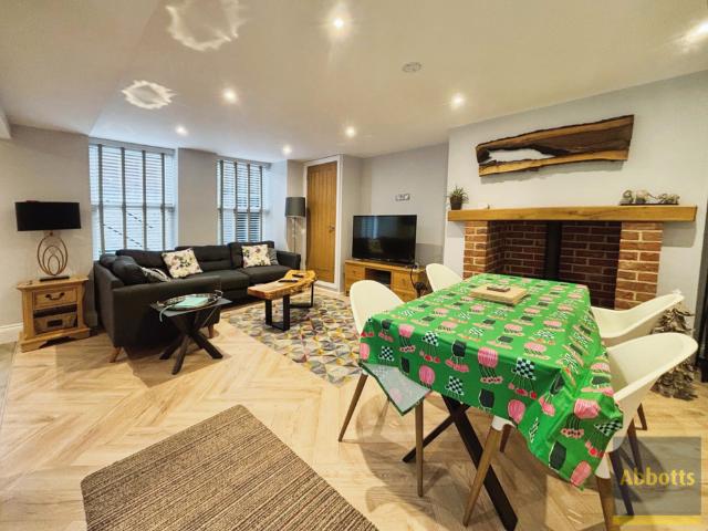 2 bedroom ground floor flat to rent
