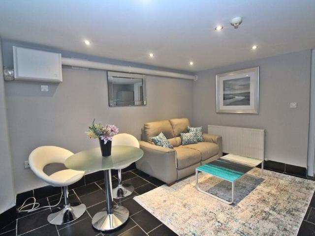 2 bedroom ground floor flat to rent