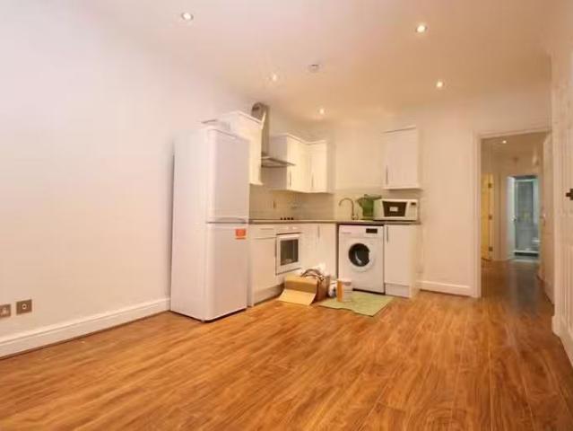 2 bedroom ground floor flat to rent in Villiers Road, London NW2