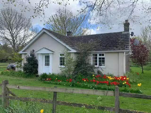 2 bedroom detached bungalow for rent in 2 Badlingham Farm, Chi.