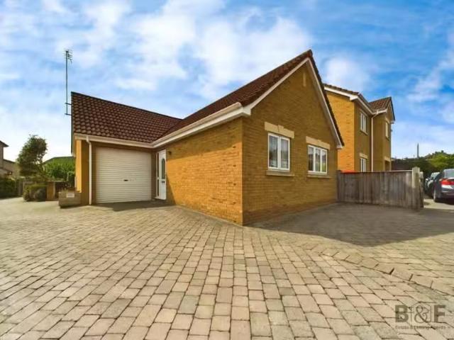 2 bedroom detached bungalow for rent in Chiphouse Road, Kingsw.