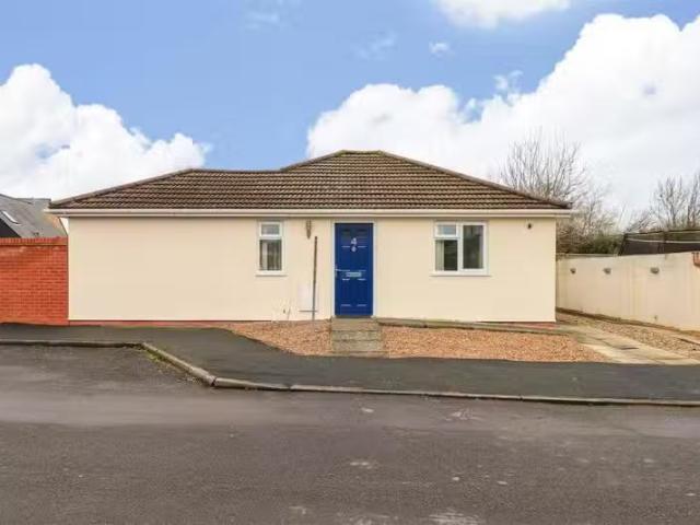 2 bedroom detached bungalow for rent in Badbird Road, Haslingf.