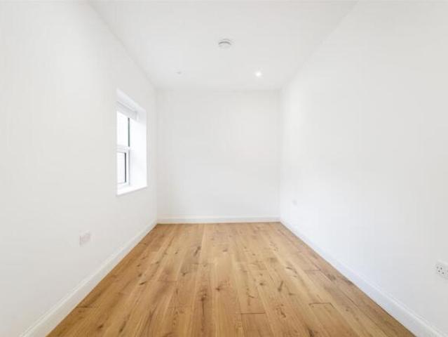 2 bedroom detached bungalow for rent in Beaconsfield Road, Ealing, W5