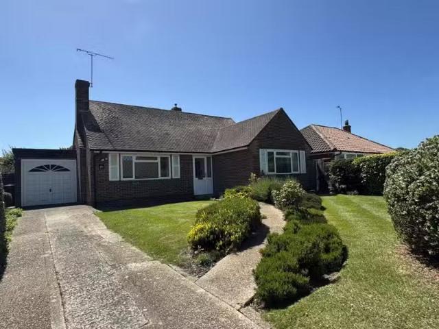 2 bedroom detached bungalow for rent in Goring By Sea, Worthin.