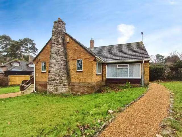 2 bedroom detached bungalow for rent in Knole Gardens, Bournem.