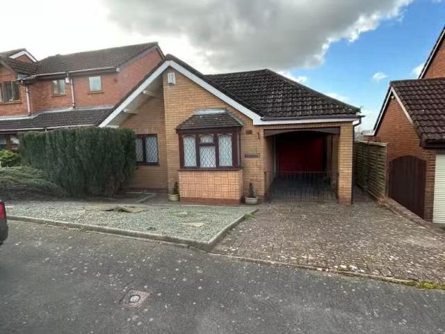 2 bedroom detached bungalow for rent in HALESOWEN Brades Clo.