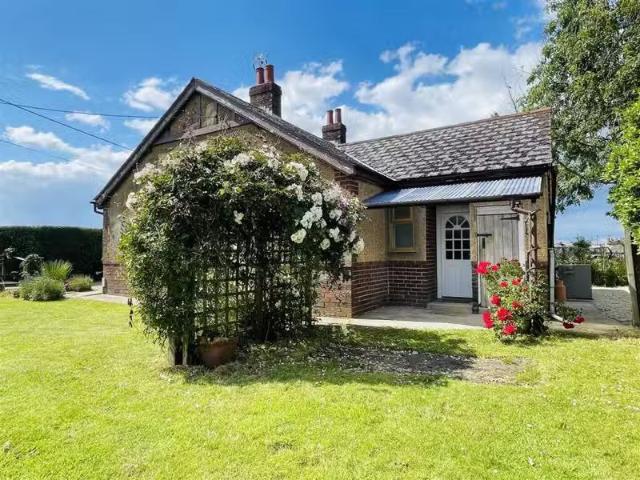 2 bedroom detached bungalow for rent in Hamshill, Coaley, GL11