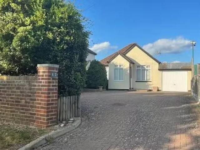 2 bedroom detached bungalow for rent in Oaklands Lane, St. Alb.