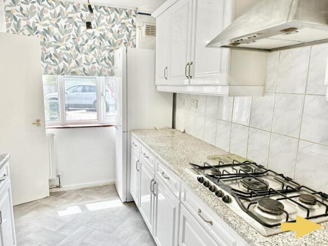 2 bedroom detached bungalow for rent in London, N12