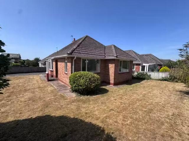 2 bedroom detached bungalow for rent in Mount Pleasant Avenue.