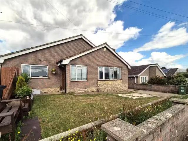 2 bedroom detached bungalow for rent in Maureen Close, Poole.