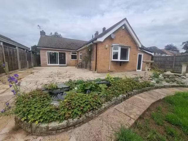 2 bedroom detached bungalow for rent in Solihull Road, Shirley.