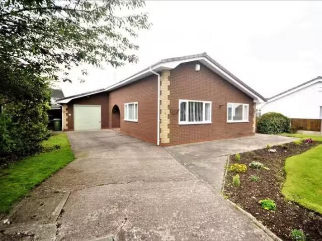 2 bedroom detached bungalow for rent in Plover Avenue, Winsfor.