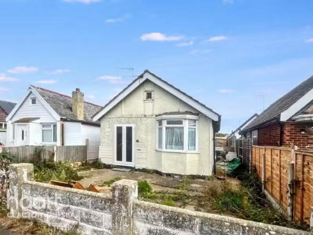 2 bedroom detached bungalow for rent in Rosemary Way, CLACTON.