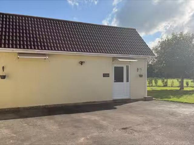 2 bedroom detached bungalow for rent in Wolvershill Road, Banw.