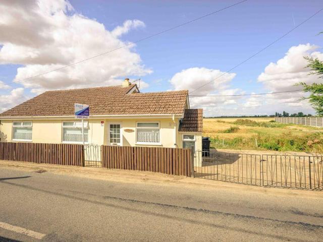 2 bedroom detached bungalow for sale