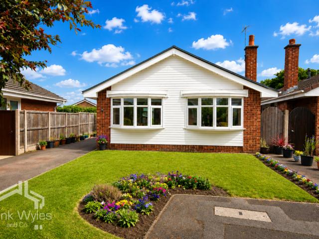 2 bedroom detached bungalow for sale