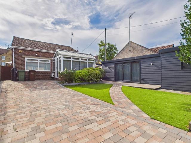 2 bedroom detached bungalow for sale