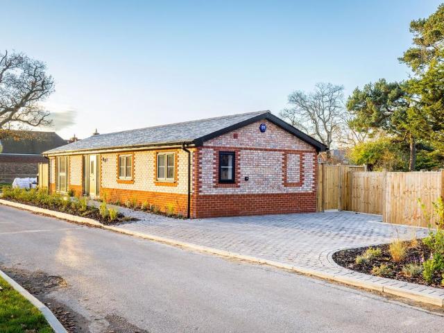 2 bedroom detached bungalow for sale