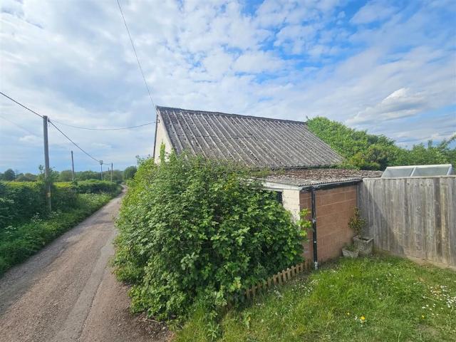 2 bedroom detached bungalow for sale