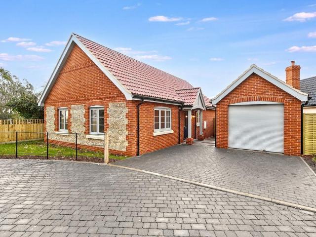 2 bedroom detached bungalow for sale