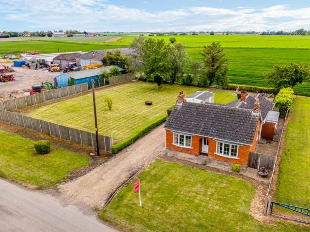 2 bedroom detached bungalow for sale
