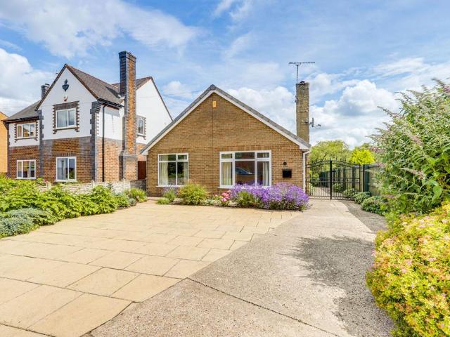 2 bedroom detached bungalow for sale