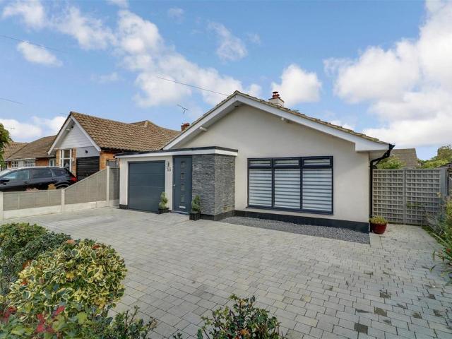 2 bedroom detached bungalow for sale