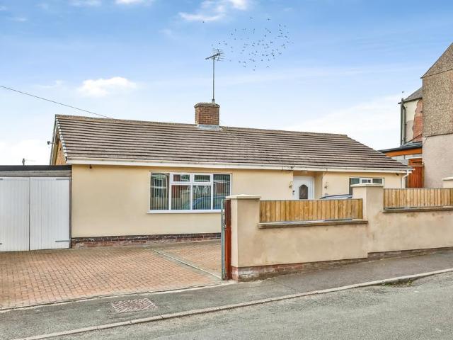 2 bedroom detached bungalow for sale