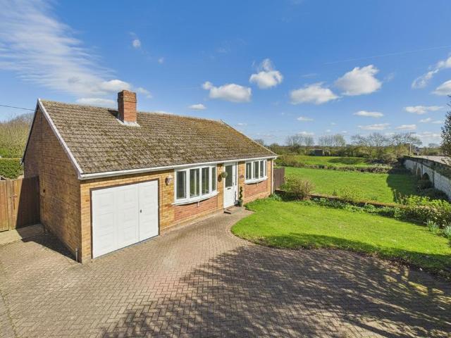 2 bedroom detached bungalow for sale