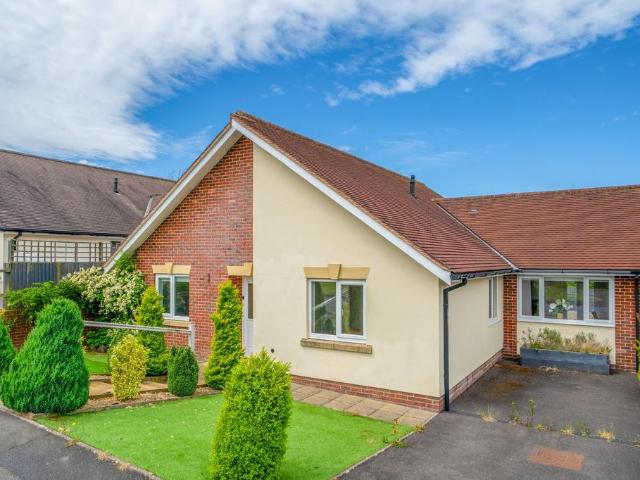 2 bedroom detached bungalow for sale