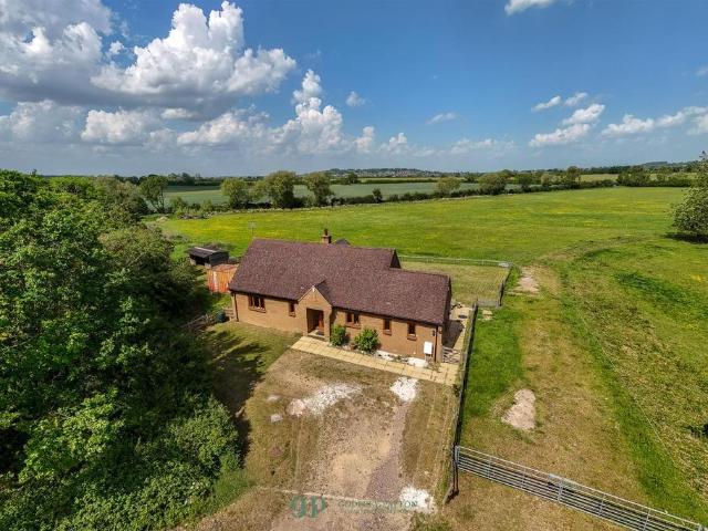 2 bedroom detached bungalow for sale