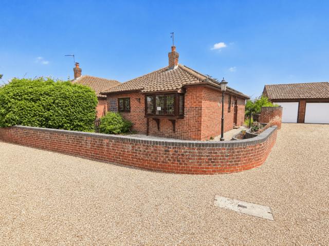 2 bedroom detached bungalow for sale