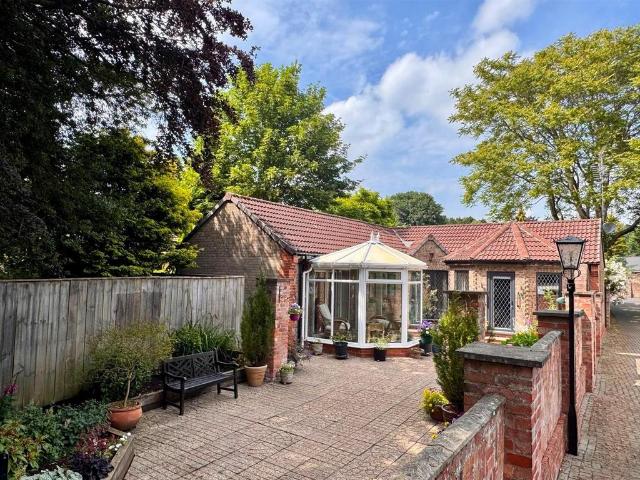 2 bedroom detached bungalow for sale